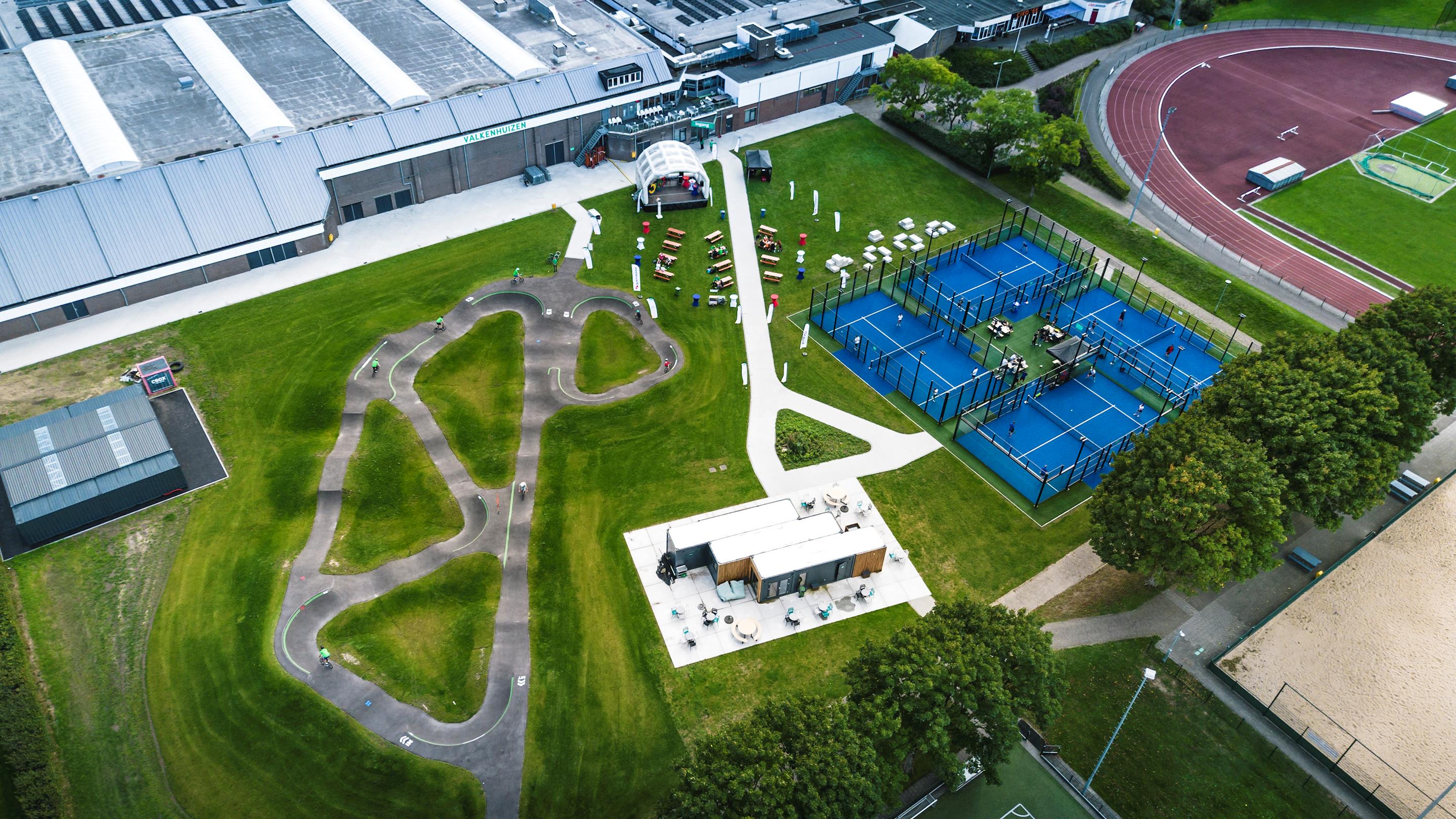 Grote sportnamen tijdens officiële opening buitenterrein Sportcentrum ...